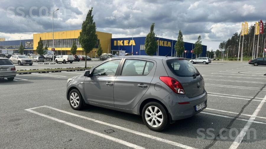 Grey Hyundai i20 2014 in Riga, with an engine capacity of 1.10 L and mileage of 278 thousand km for 3600 €, photo 4 on AUTOMOTO.COM.LV