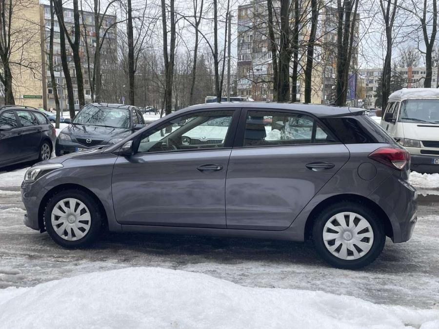 Grey Hyundai i20 2015 in Kaunas, with an engine capacity of 1.12 L and mileage of 142 thousand km for 5000 €, photo 2 on AUTOMOTO.COM.LV