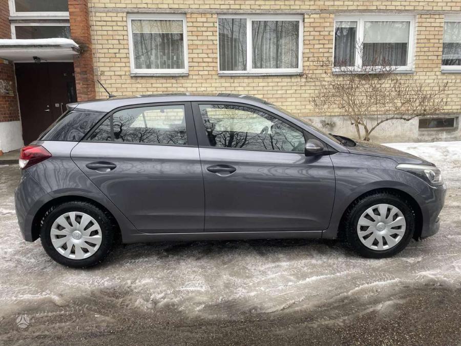 Grey Hyundai i20 2015 in Kaunas, with an engine capacity of 1.12 L and mileage of 142 thousand km for 5000 €, photo 4 on AUTOMOTO.COM.LV