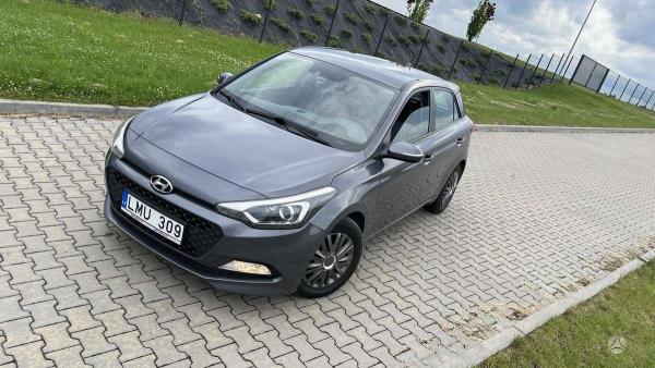 Grey Hyundai i20 2015 in Kaunas, with an engine capacity of 1.12 L and mileage of 142 thousand km for 4595 €, photo 1 on AUTOMOTO.COM.LV