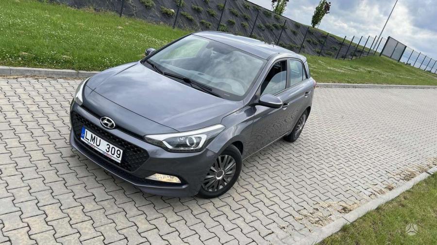 Grey Hyundai i20 2015 in Kaunas, with an engine capacity of 1.12 L and mileage of 142 thousand km for 4595 €, photo 1 on AUTOMOTO.COM.LV