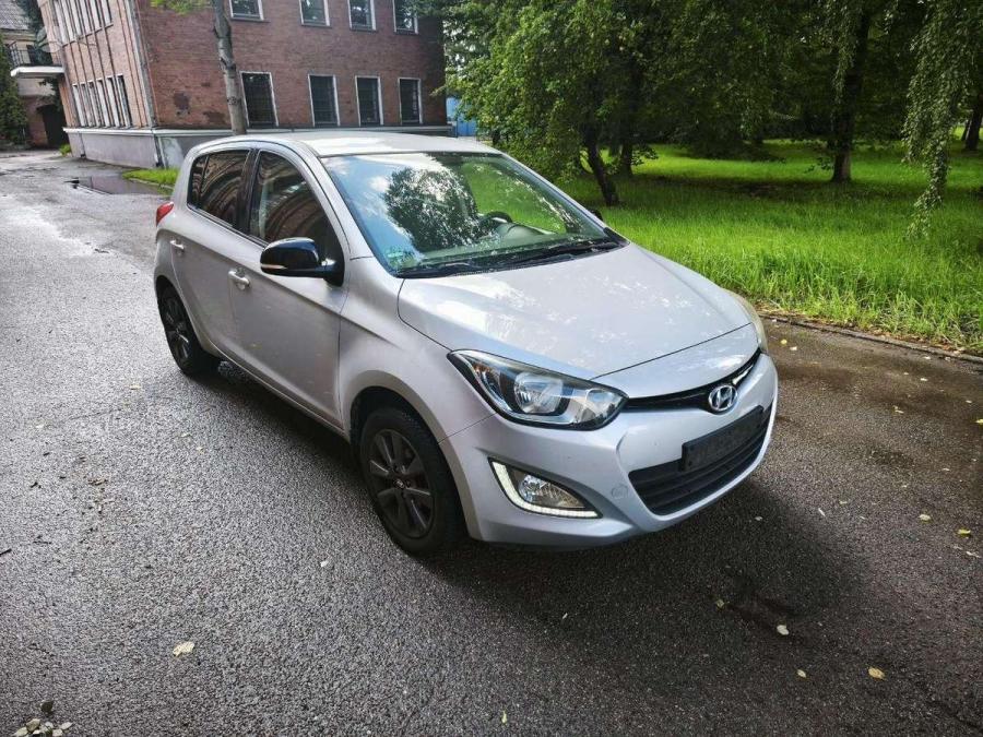 Grey Hyundai i20 2015 in Kaunas, with an engine capacity of 1.25 L and mileage of 178 thousand km for 2990 €, photo 3 on AUTOMOTO.COM.LV