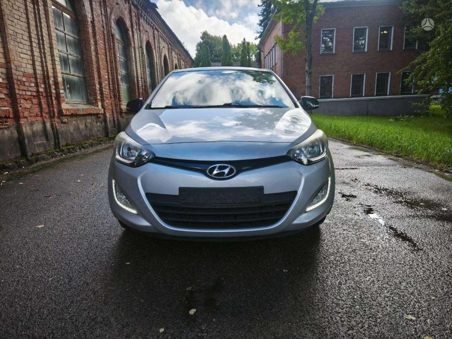 Grey Hyundai i20 2015 in Kaunas, with an engine capacity of 1.25 L and mileage of 178 thousand km for 2990 €, photo 4 on AUTOMOTO.COM.LV