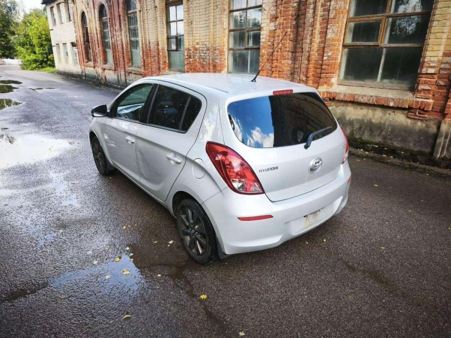 Grey Hyundai i20 2015 in Kaunas, with an engine capacity of 1.25 L and mileage of 178 thousand km for 2990 €, photo 5 on AUTOMOTO.COM.LV