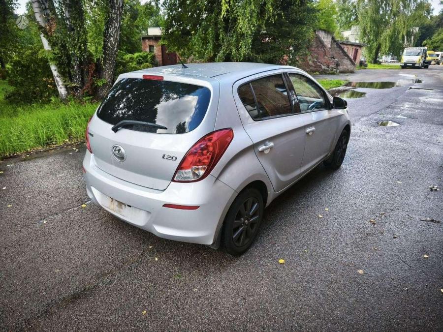 Grey Hyundai i20 2015 in Kaunas, with an engine capacity of 1.25 L and mileage of 178 thousand km for 2990 €, photo 6 on AUTOMOTO.COM.LV