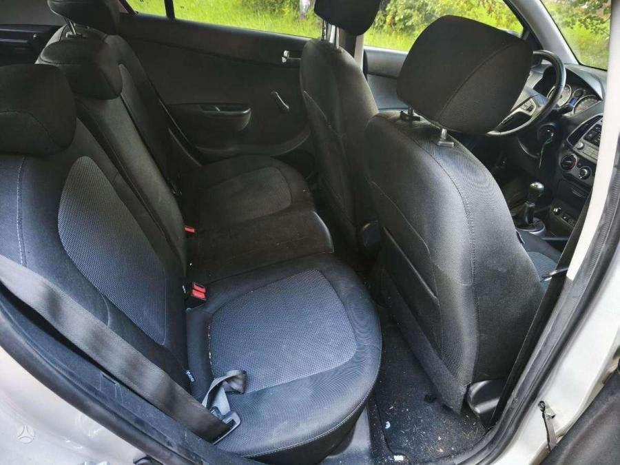 Grey Hyundai i20 2015 in Kaunas, with an engine capacity of 1.25 L and mileage of 178 thousand km for 2990 €, photo 10 on AUTOMOTO.COM.LV