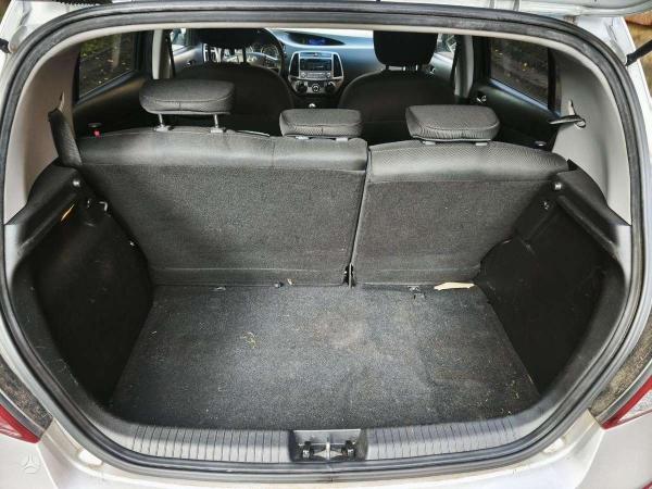 Grey Hyundai i20 2015 in Kaunas, with an engine capacity of 1.25 L and mileage of 178 thousand km for 2990 €, photo 10 on AUTOMOTO.COM.LV