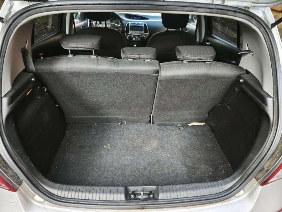 Grey Hyundai i20 2015 in Kaunas, with an engine capacity of 1.25 L and mileage of 178 thousand km for 2990 €, photo 11 on AUTOMOTO.COM.LV