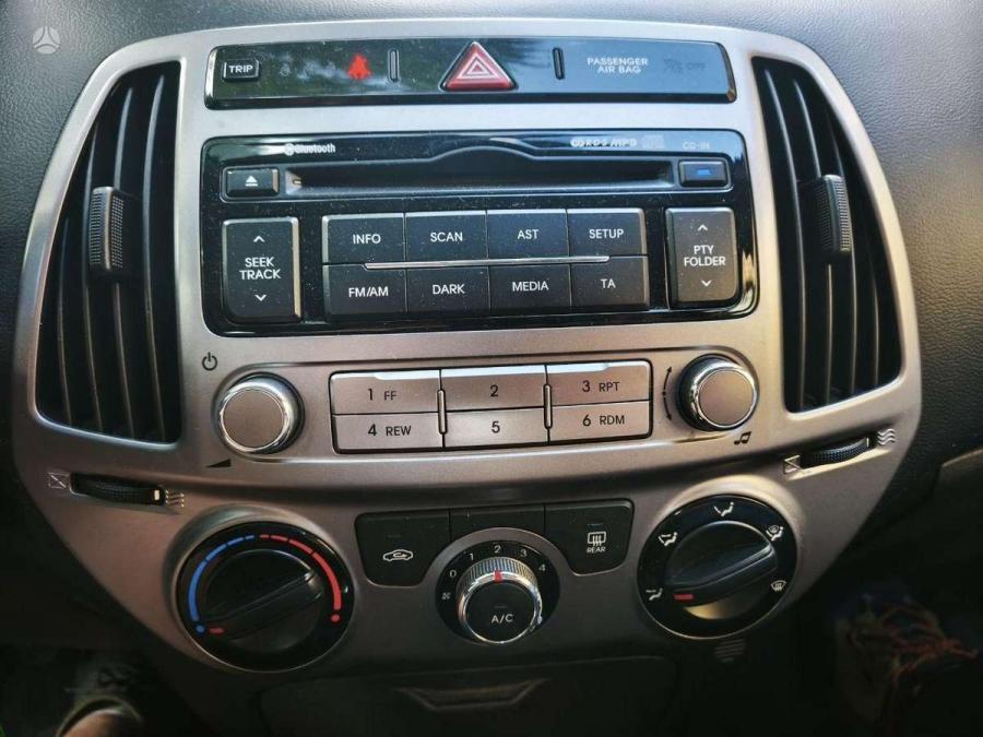 Grey Hyundai i20 2015 in Kaunas, with an engine capacity of 1.25 L and mileage of 178 thousand km for 2990 €, photo 15 on AUTOMOTO.COM.LV