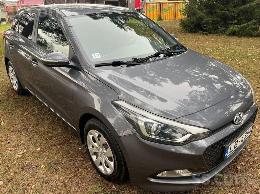 Grey Hyundai i20 2017 in Riga, with an engine capacity of 1.40 L and mileage of 19 thousand km for 9180 €, photo 1 on AUTOMOTO.COM.LV