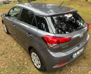 Grey Hyundai i20 2017 in Riga, with an engine capacity of 1.40 L and mileage of 19 thousand km for 9180 €, photo 4 on AUTOMOTO.COM.LV