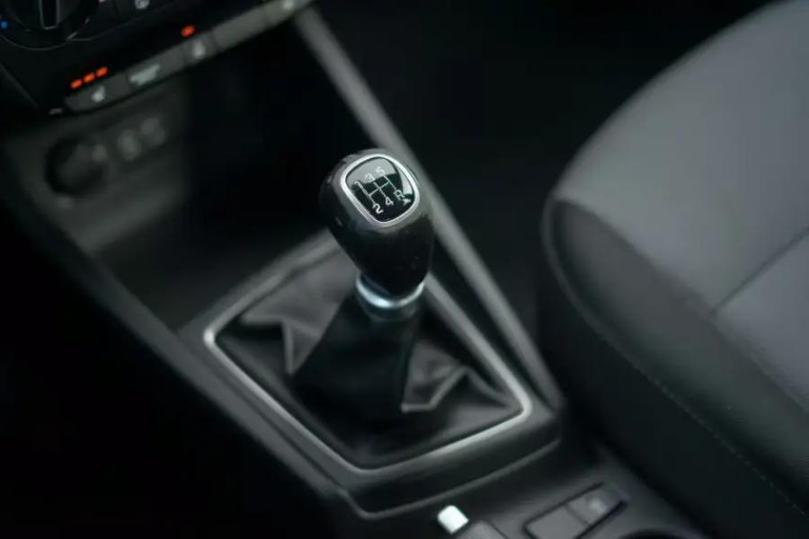 Pelēks Hyundai i20 2017 Liepāja, ar dzinēja tilpumu 1.20 L un nobraukumu 126 tūkst. km par 5850 €, foto 19 vietnē AUTOMOTO.COM.LV