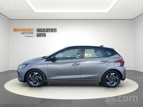 Grey Hyundai i20 2021 in Riga, with an engine capacity of 1.00 L and mileage of 45 thousand km for 12990 €, photo 3 on AUTOMOTO.COM.LV