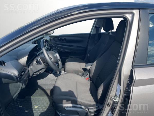 Grey Hyundai i20 2021 in Riga, with an engine capacity of 1.00 L and mileage of 45 thousand km for 12990 €, photo 9 on AUTOMOTO.COM.LV