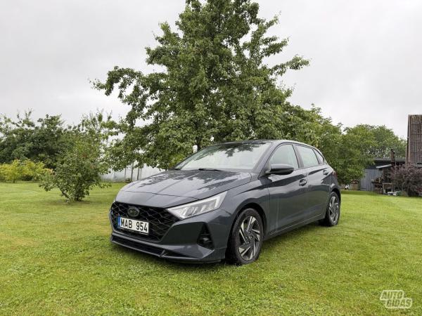Grey Hyundai i20 2021 in Vilnius, with an engine capacity of 1.00 L and mileage of 77 thousand km for 12990 €, photo 1 on AUTOMOTO.COM.LV