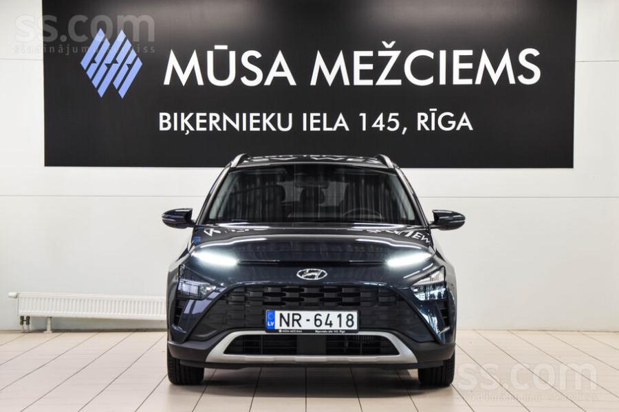 Grey Hyundai i20 2023 in Riga, with an engine capacity of 1.00 L and mileage of 23 thousand km for 14690 €, photo 3 on AUTOMOTO.COM.LV