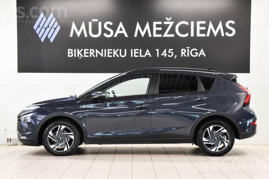 Grey Hyundai i20 2023 in Riga, with an engine capacity of 1.00 L and mileage of 23 thousand km for 14690 €, photo 6 on AUTOMOTO.COM.LV