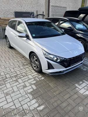 Grey Hyundai i20 2025 in Sakiai, with an engine capacity of 1.00 L and mileage of 2 thousand km for 12599 €, photo  on AUTOMOTO.COM.LV