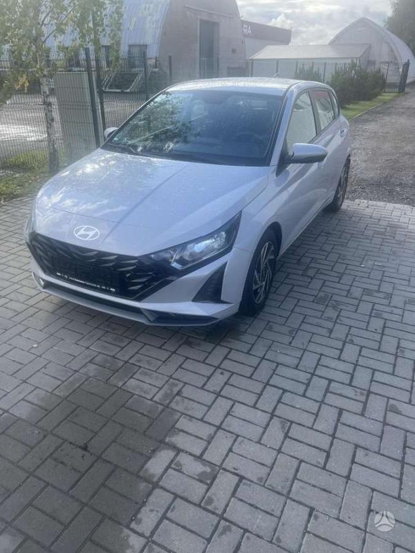Grey Hyundai i20 2025 in Sakiai, with an engine capacity of 1.00 L and mileage of 2 thousand km for 12599 €, photo 3 on AUTOMOTO.COM.LV