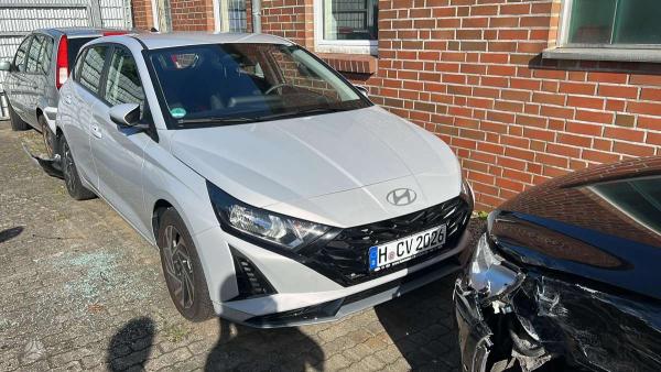 Grey Hyundai i20 2025 in Sakiai, with an engine capacity of 1.00 L and mileage of 2 thousand km for 12599 €, photo 5 on AUTOMOTO.COM.LV