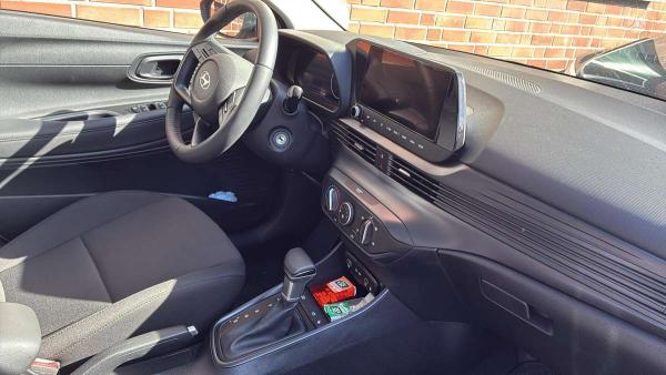 Grey Hyundai i20 2025 in Sakiai, with an engine capacity of 1.00 L and mileage of 2 thousand km for 12599 €, photo 10 on AUTOMOTO.COM.LV