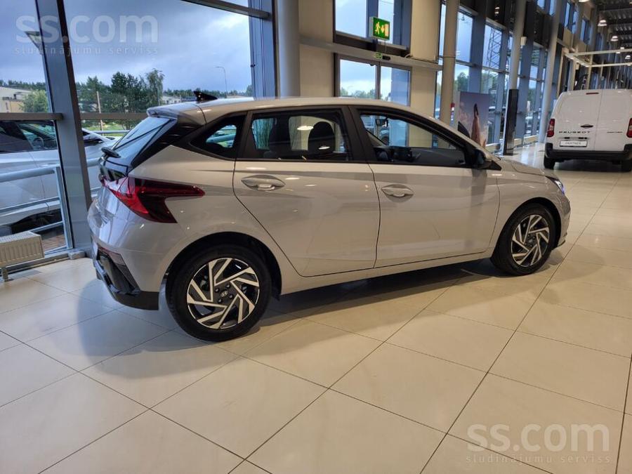 Grey Hyundai i20 2026 in Riga, with an engine capacity of 1.00 L and mileage of 0 thousand km for 20400 €, photo 4 on AUTOMOTO.COM.LV