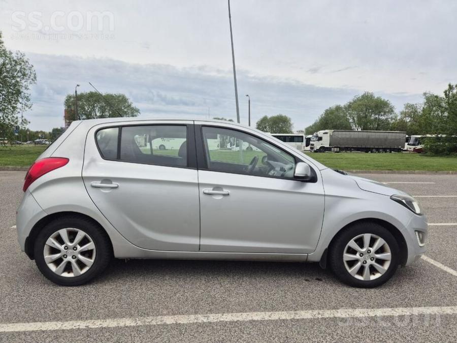Hyundai i20 2013 in Riga, with an engine capacity of 1.40 L and mileage of 165 thousand km for 4400 €, photo 1 on AUTOMOTO.COM.LV