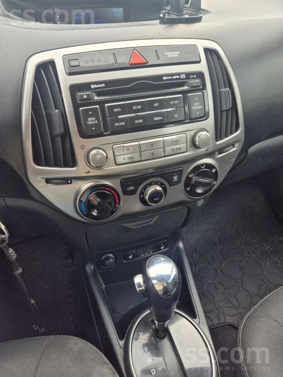 Hyundai i20 2013 in Riga, with an engine capacity of 1.40 L and mileage of 165 thousand km for 4400 €, photo 4 on AUTOMOTO.COM.LV