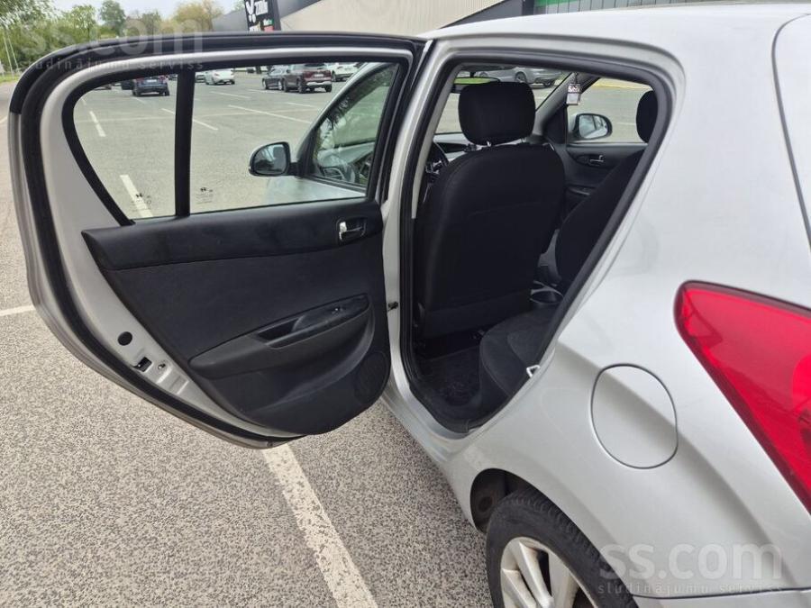 Hyundai i20 2013 in Riga, with an engine capacity of 1.40 L and mileage of 165 thousand km for 4400 €, photo 6 on AUTOMOTO.COM.LV
