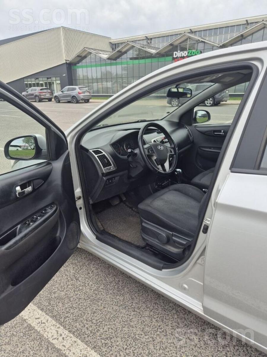Hyundai i20 2013 in Riga, with an engine capacity of 1.40 L and mileage of 165 thousand km for 4400 €, photo 10 on AUTOMOTO.COM.LV