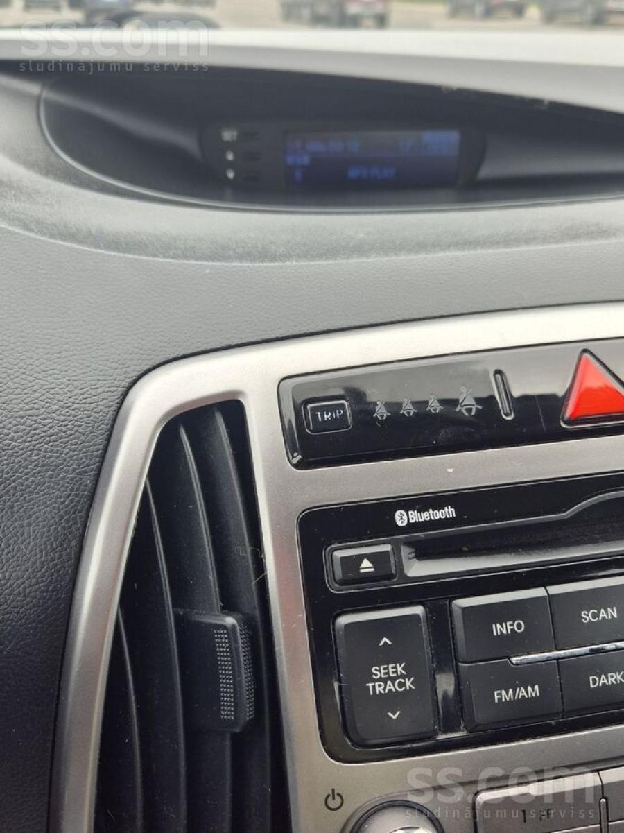 Hyundai i20 2013 in Riga, with an engine capacity of 1.40 L and mileage of 165 thousand km for 4400 €, photo 11 on AUTOMOTO.COM.LV