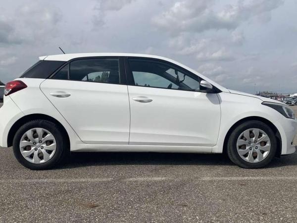 Hyundai i20 2017 in Vilnius on AUTOMOTO.COM.LV Hyundai i20 2017 in Vilnius, with an engine capacity of 1.25 L and mileage of 127 thousand km for 7700 €, photo 5 on AUTOMOTO.COM.LV