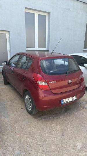 Red Hyundai i20 2009 in Vilnius, with an engine capacity of 1.25 L and mileage of 165 thousand km for 1000 €, photo 3 on AUTOMOTO.COM.LV
