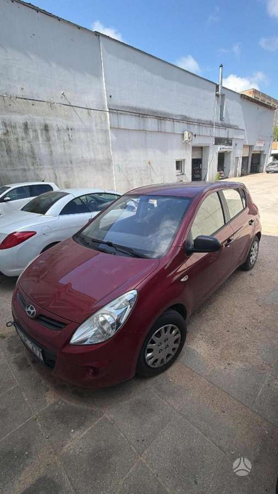 Red Hyundai i20 2009 in Vilnius, with an engine capacity of 1.25 L and mileage of 165 thousand km for 1000 €, photo 5 on AUTOMOTO.COM.LV