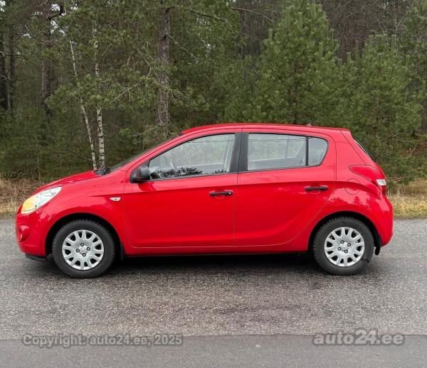 Red Hyundai i20 2011 in Tallinn, with an engine capacity of 1.20 L and mileage of 113 thousand km for 2900 €, photo 2 on AUTOMOTO.COM.LV