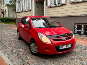 Red Hyundai i20 2011 in Cesis, with an engine capacity of 1.40 L and mileage of 386 thousand km for 1790 €, photo  on AUTOMOTO.COM.LV