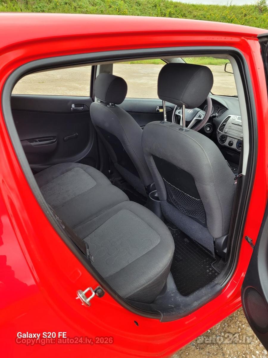 Red Hyundai i20 2011 in Tallinn, with an engine capacity of 1.40 L and mileage of 209 thousand km for 1900 €, photo 7 on AUTOMOTO.COM.LV