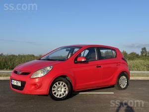 Sarkans Hyundai i20 2011 Jelgava, ar dzinēja tilpumu 1.40 L un nobraukumu 269 tūkst. km par 1750 €, foto  vietnē AUTOMOTO.COM.LV
