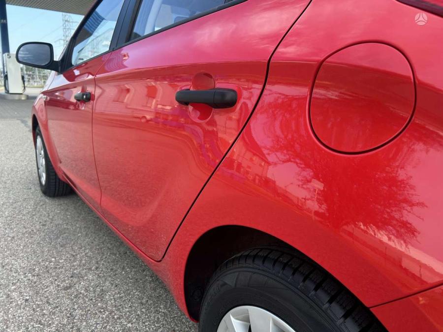 Sarkans Hyundai i20 2013 Marijampole, ar dzinēja tilpumu 1.25 L un nobraukumu 122 tūkst. km par 3850 €, foto 13 vietnē AUTOMOTO.COM.LV