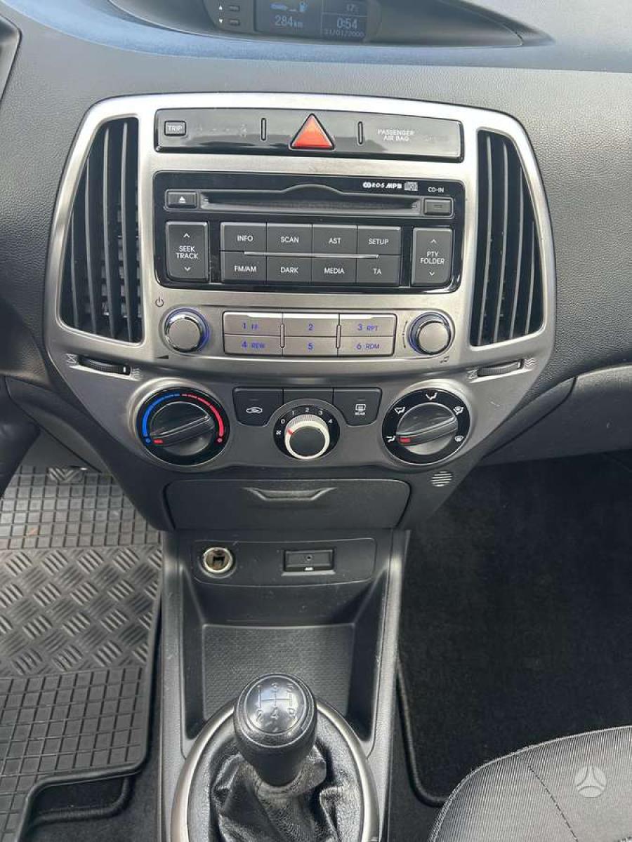 Sarkans Hyundai i20 2013 Marijampole, ar dzinēja tilpumu 1.25 L un nobraukumu 122 tūkst. km par 3850 €, foto 36 vietnē AUTOMOTO.COM.LV
