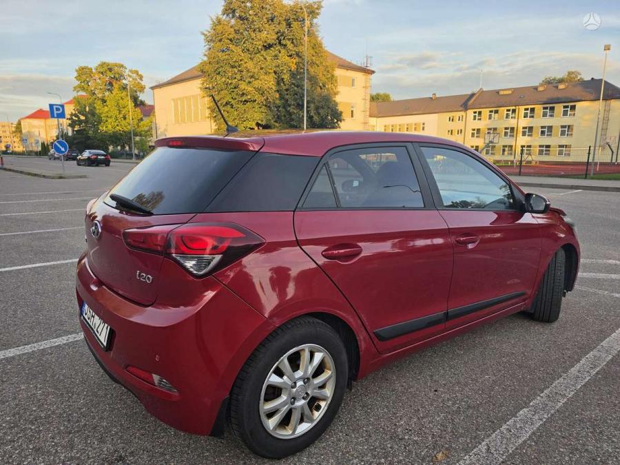 Red Hyundai i20 2017 in Ukmerge, with an engine capacity of 1.00 L and mileage of 164 thousand km for 5350 €, photo 4 on AUTOMOTO.COM.LV