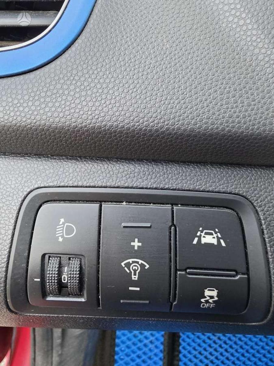 Red Hyundai i20 2017 in Ukmerge, with an engine capacity of 1.00 L and mileage of 164 thousand km for 5350 €, photo 9 on AUTOMOTO.COM.LV