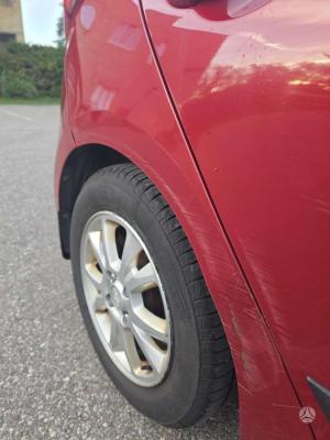Red Hyundai i20 2017 in Ukmerge, with an engine capacity of 1.00 L and mileage of 164 thousand km for 5350 €, photo 12 on AUTOMOTO.COM.LV