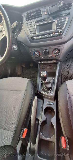 Red Hyundai i20 2018 in Narva, with an engine capacity of 1.25 L and mileage of 98 thousand km for 9900 €, photo 11 on AUTOMOTO.COM.LV