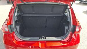 Red Hyundai i20 2022 in Kaunas, with an engine capacity of 1.00 L and mileage of 146 thousand km for 9945 €, photo 28 on AUTOMOTO.COM.LV