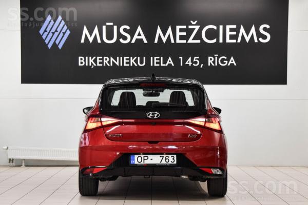 Red Hyundai i20 2023 in Riga, with an engine capacity of 1.00 L and mileage of 55 thousand km for 14790 €, photo 7 on AUTOMOTO.COM.LV
