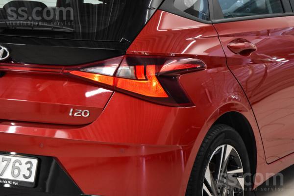 Red Hyundai i20 2023 in Riga, with an engine capacity of 1.00 L and mileage of 55 thousand km for 14790 €, photo 10 on AUTOMOTO.COM.LV