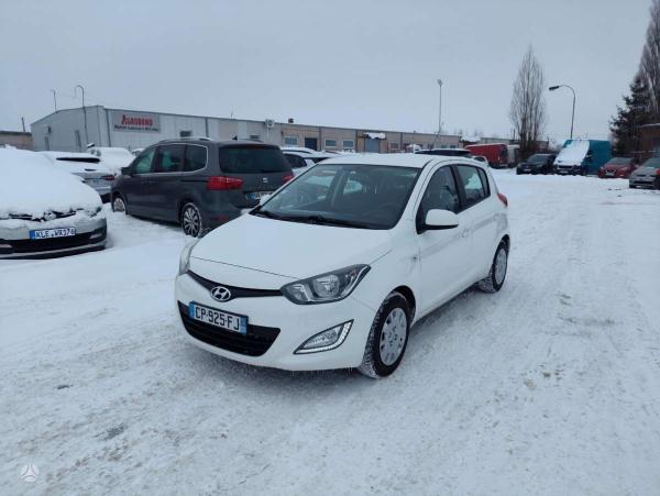 White Hyundai i20 2012 in Taurage, with an engine capacity of 1.12 L and mileage of 133 thousand km for 2600 €, photo 1 on AUTOMOTO.COM.LV