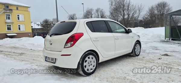 White Hyundai i20 2012 in Tallinn, with an engine capacity of 1.20 L and mileage of 202 thousand km for 2800 €, photo 3 on AUTOMOTO.COM.LV