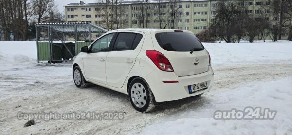 White Hyundai i20 2012 in Tallinn, with an engine capacity of 1.20 L and mileage of 202 thousand km for 2800 €, photo 4 on AUTOMOTO.COM.LV